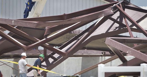 How does a Steel Structure Fail? [PDF]